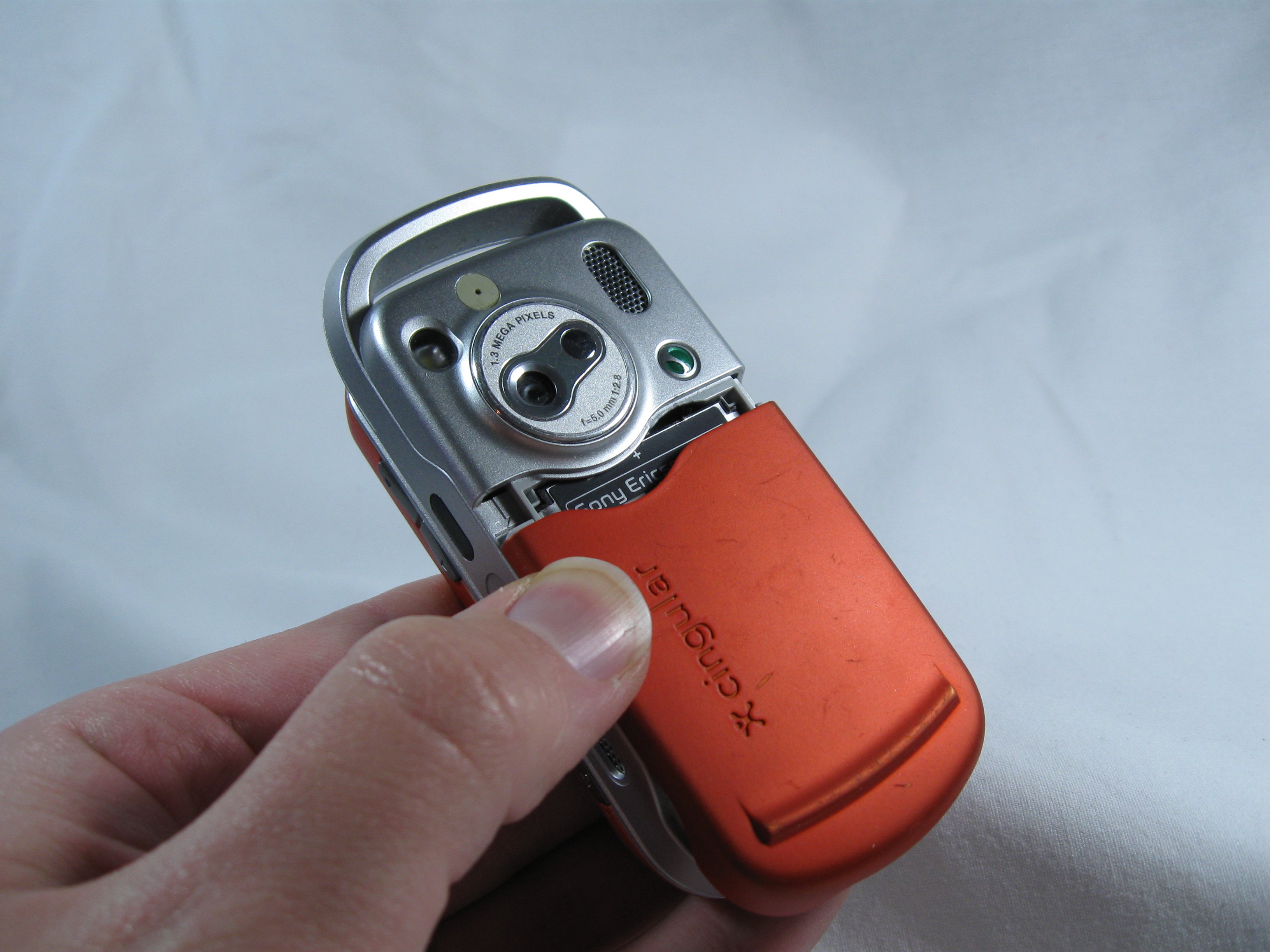 Disassembling Sony Ericsson w600i Battery Cover - iFixit Repair Guide