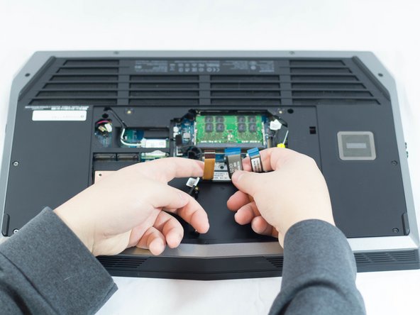 Alienware 17 R3 Battery Replacement - iFixit Repair Guide