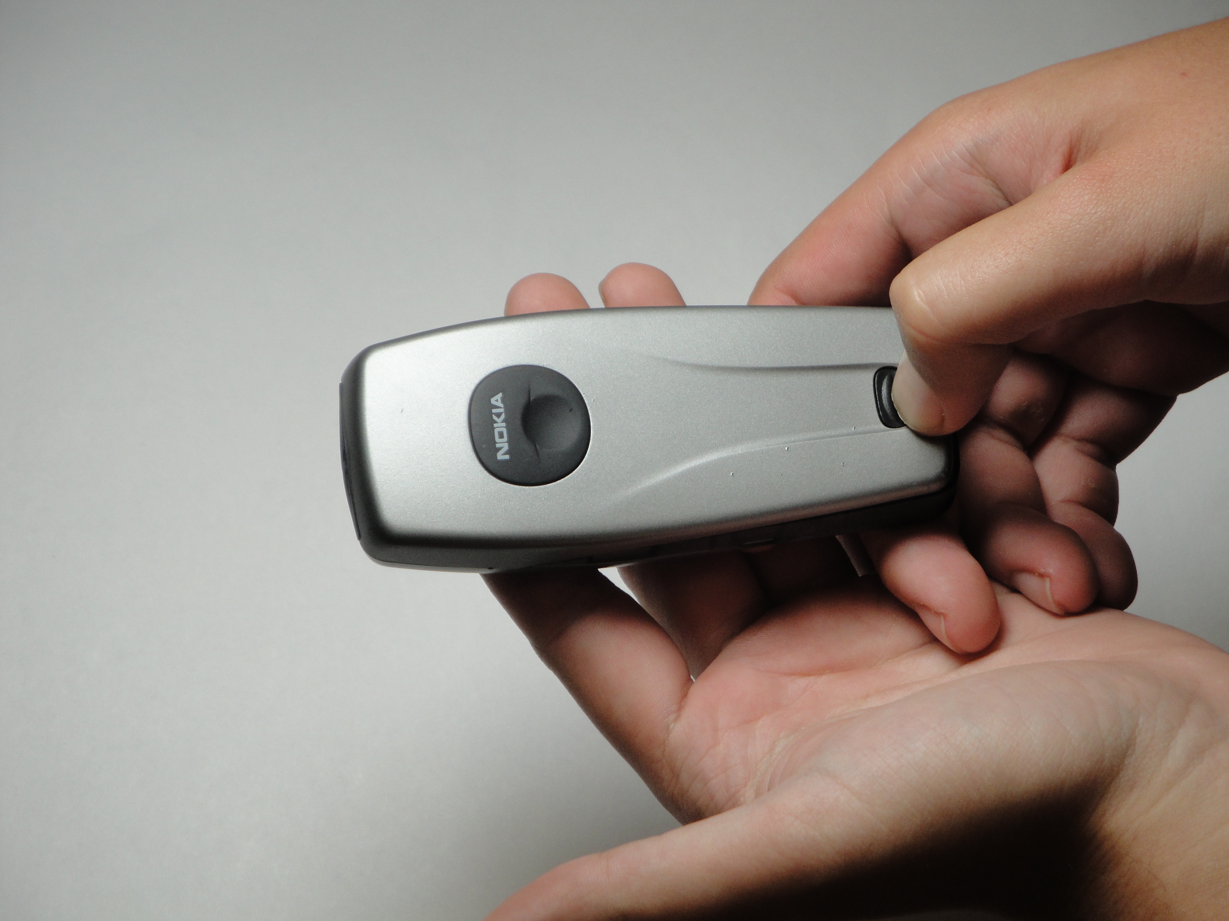 Disassembling Nokia 3560 Back Cover - iFixit Repair Guide