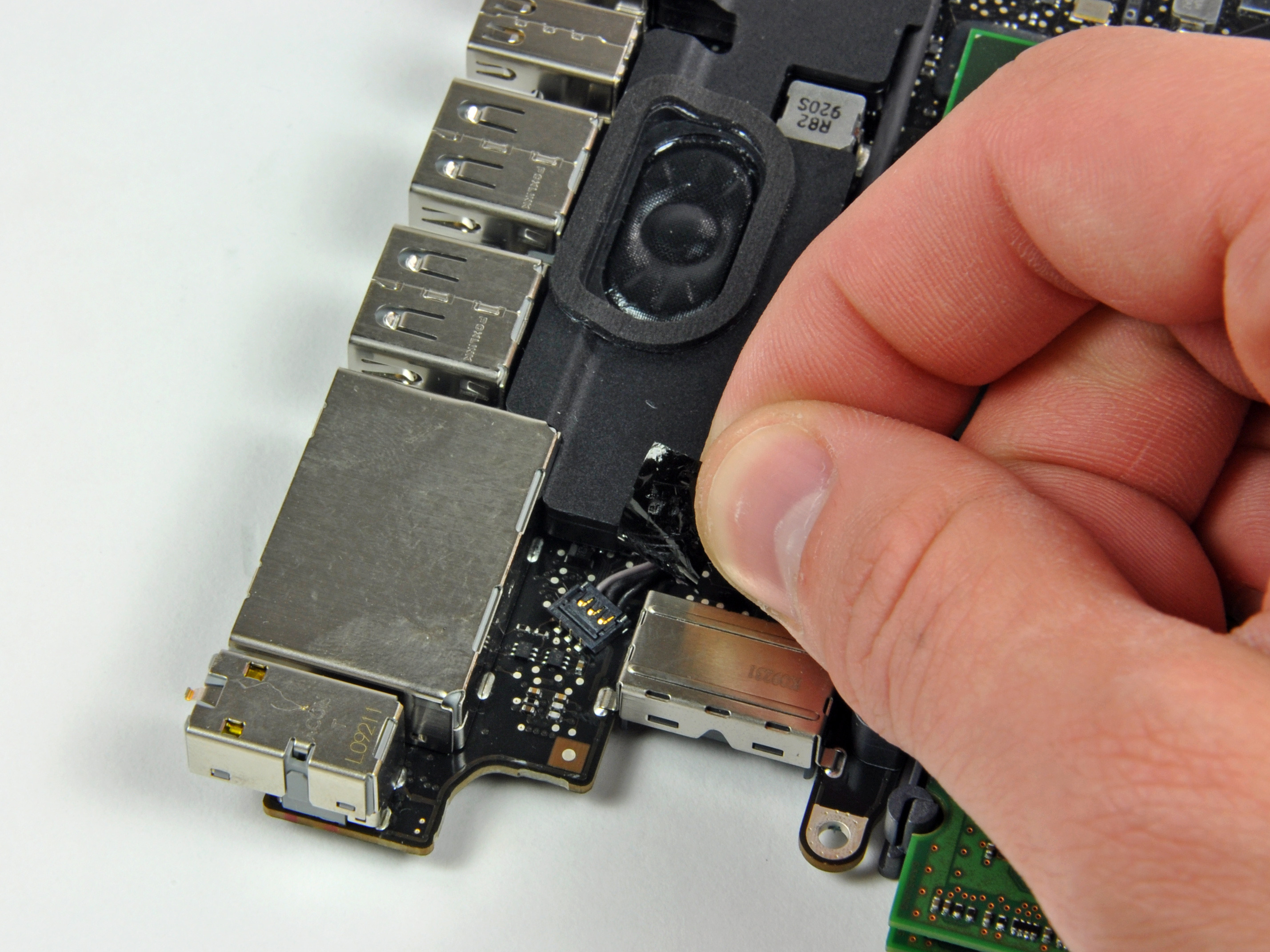 MacBook Pro 13" Unibody Mid 2009 Microphone Replacement - iFixit Repair ...