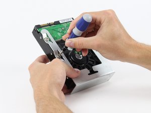 How to Install a Hard Drive Sled Adapter for Mac Pro First Generation ...