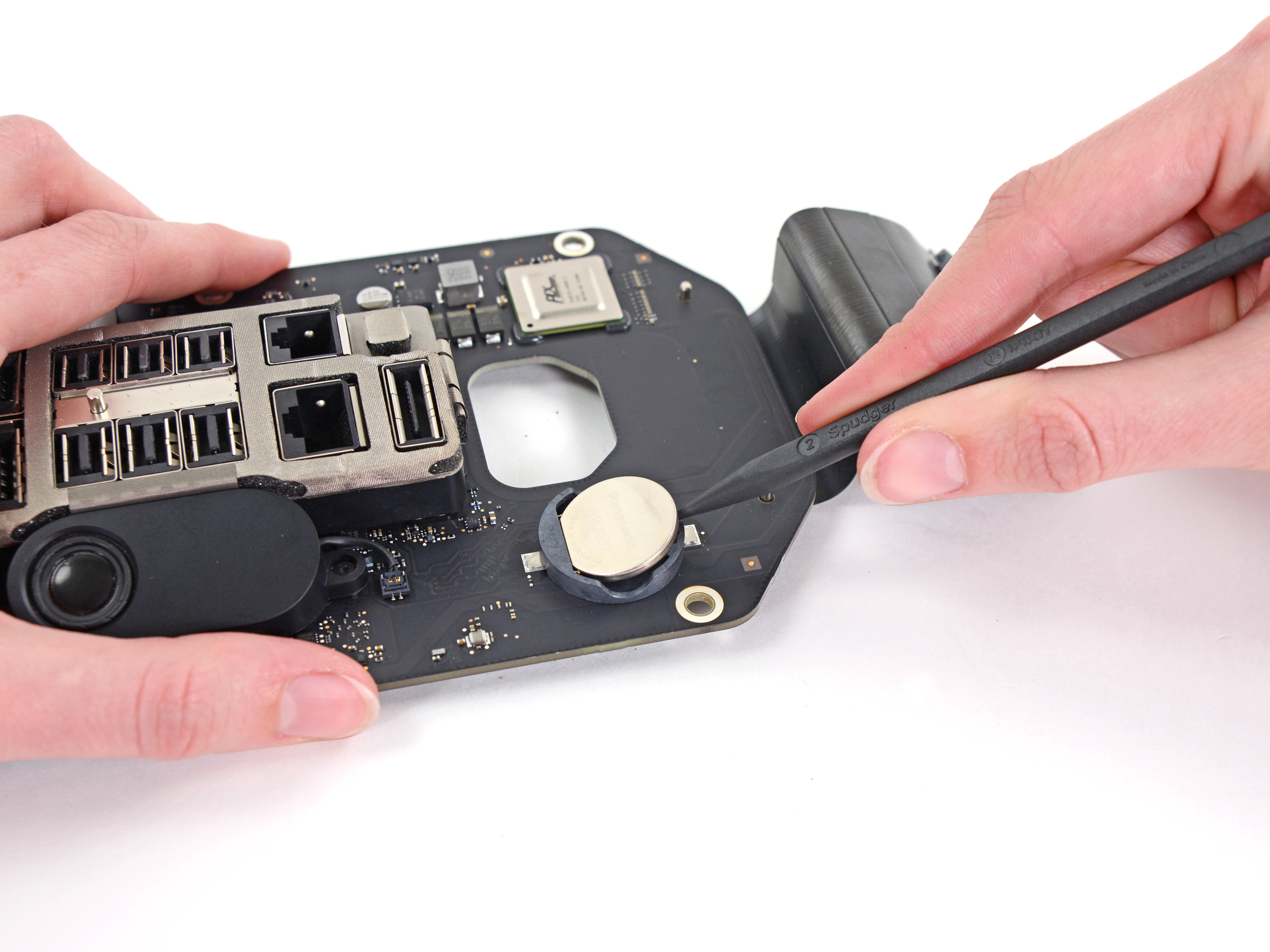 Mac Pro Late 2013 CMOS Batterie auswechseln - iFixit Reparaturanleitung