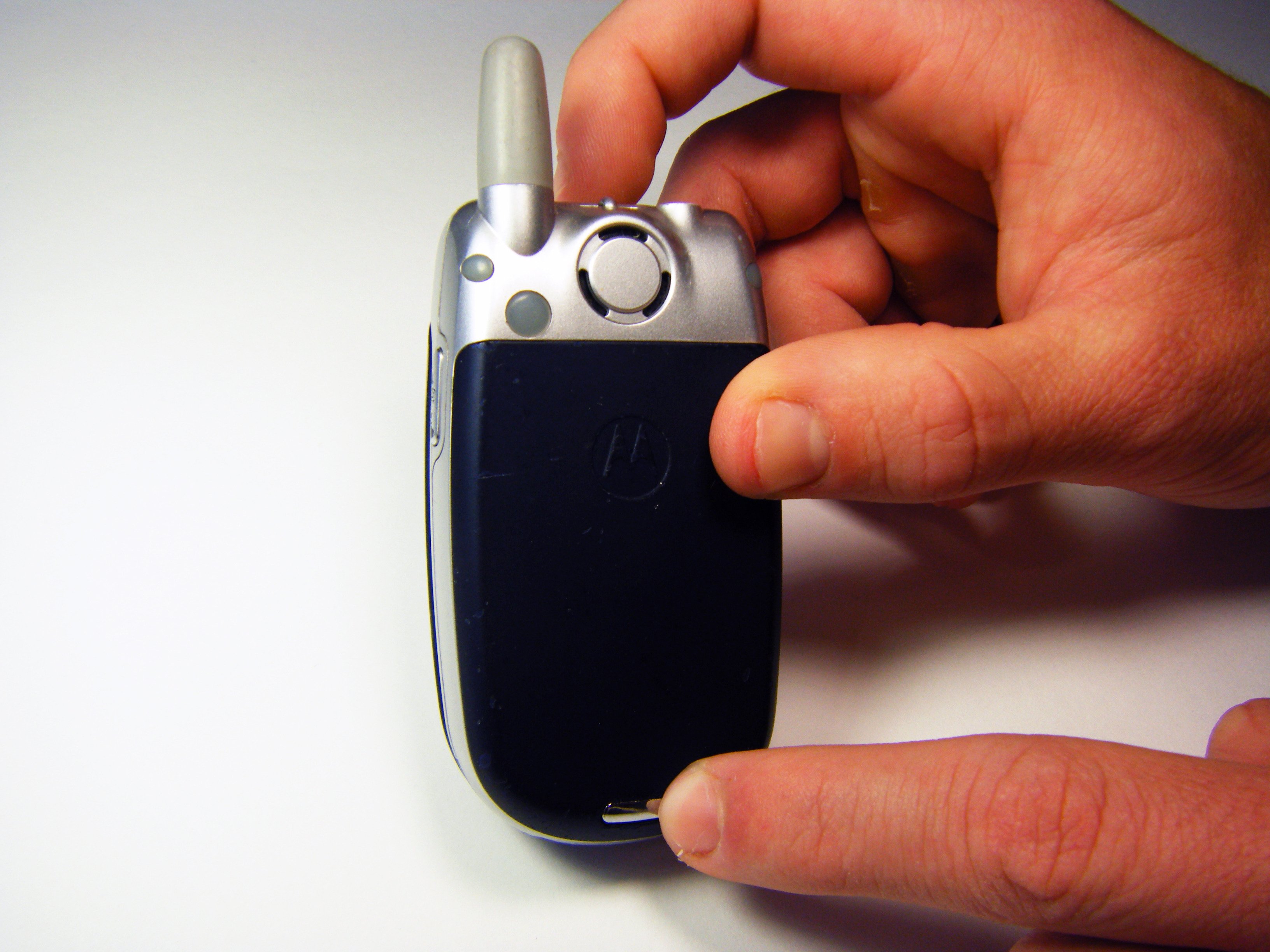 Motorola V551 Battery Replacement - iFixit Repair Guide